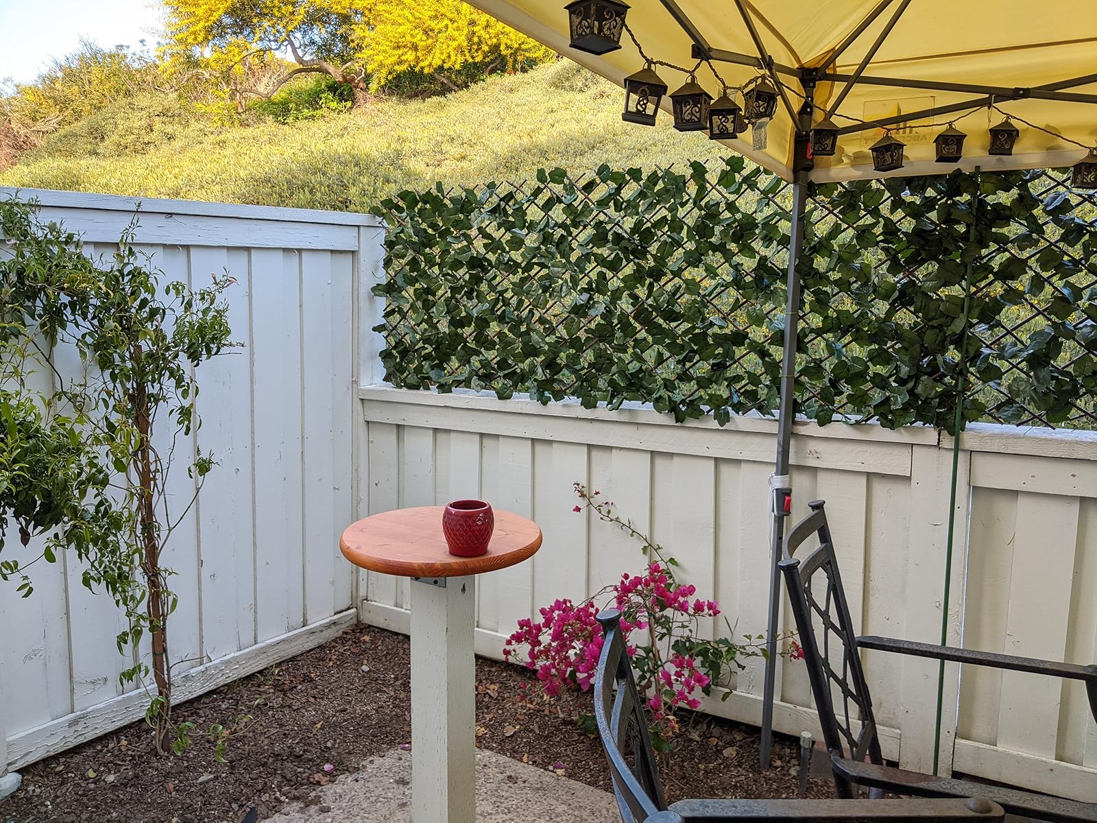 Expands to fit large spaces. Easy to set up.