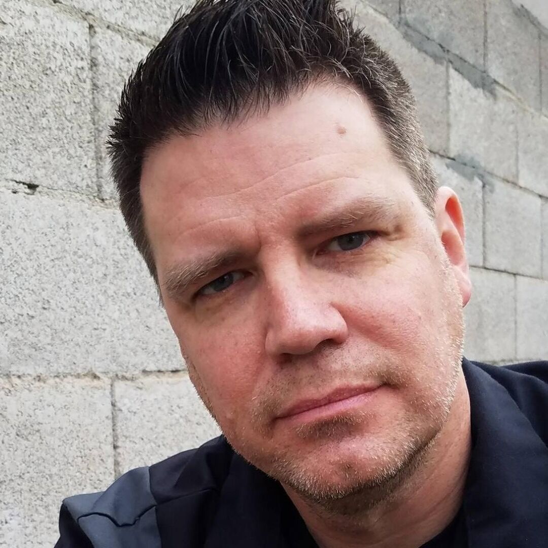 Mike MacLean – Audiolibros, Bestsellers, Biografía del Autor | Audible.com