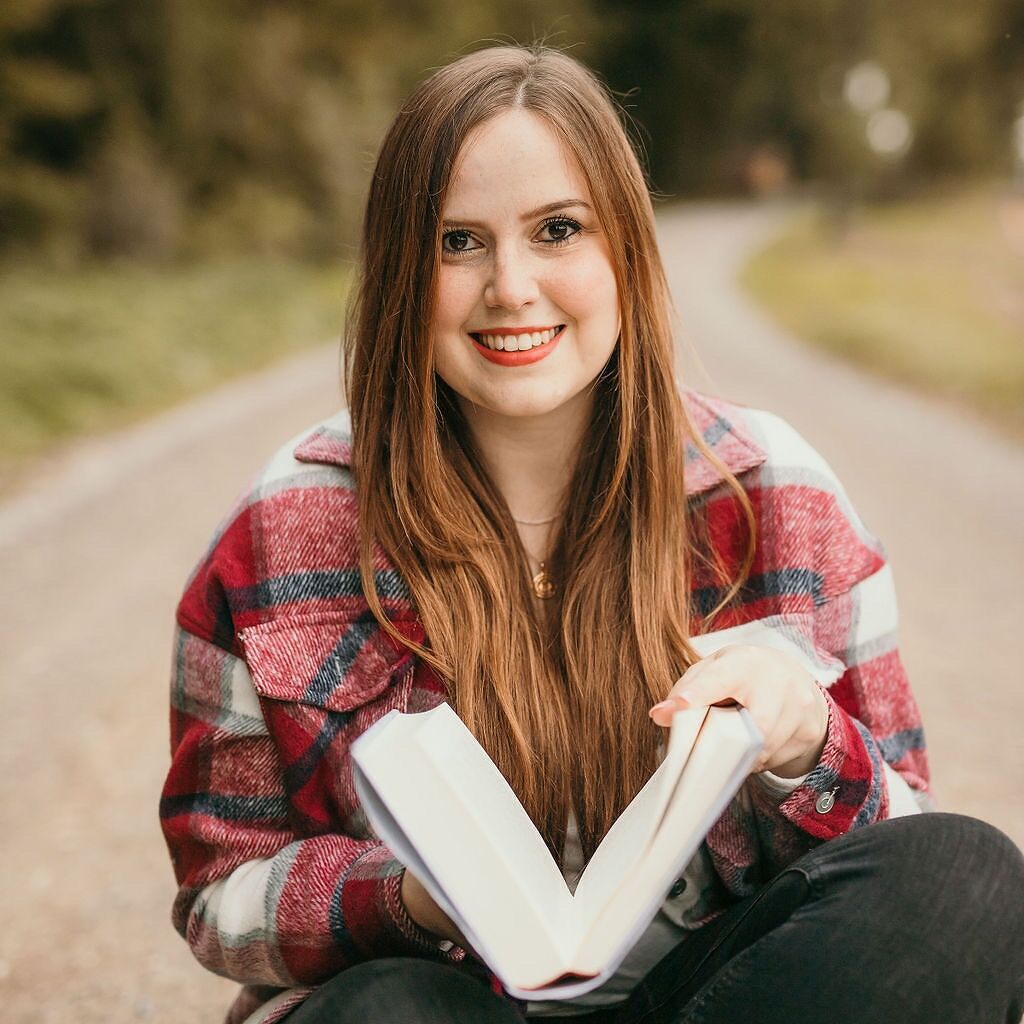 Julia Kuhn – Audio Books, Best Sellers, Author Bio | Audible.com
