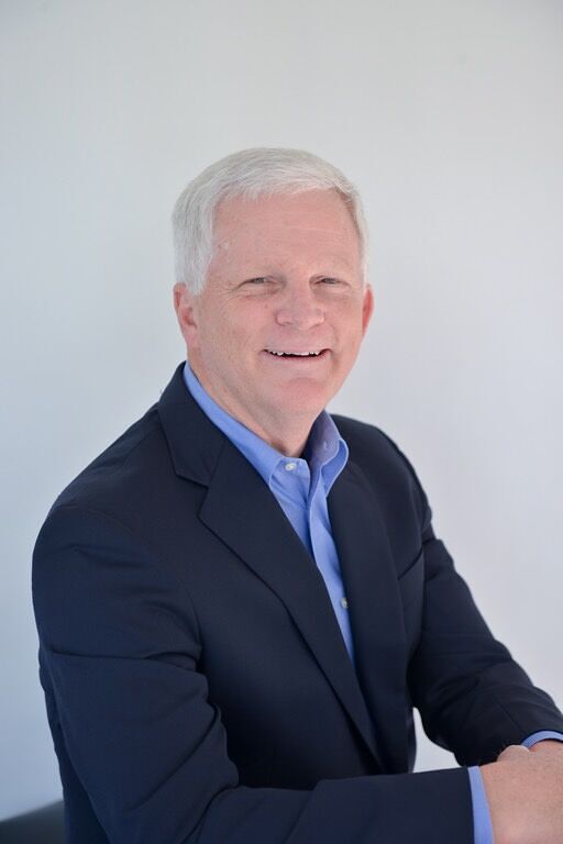 John Chase MD – Audiolibros, Bestsellers, Biografía del Autor | Audible.com