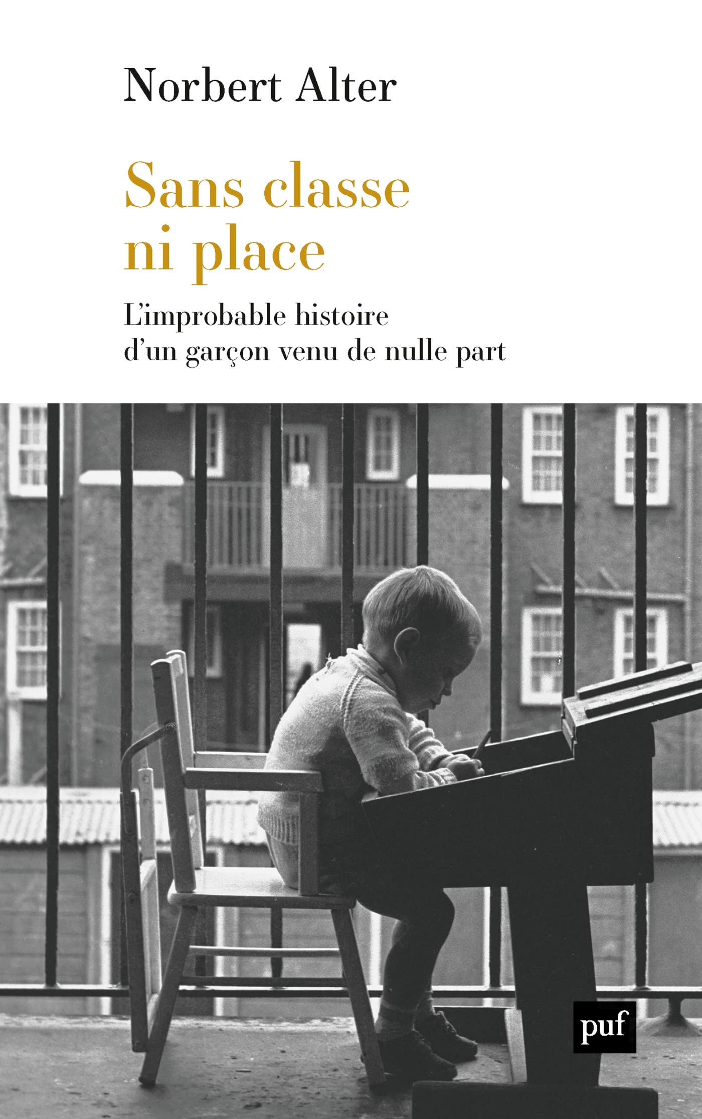 Sans classe ni place: L'improbable histoire d'un garçon venu de nulle ...