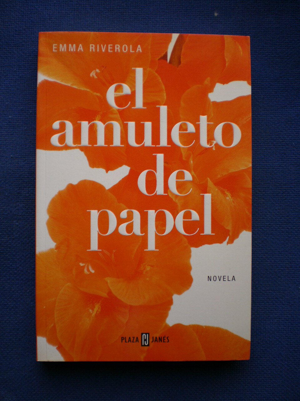 El amuleto de papel / The Amulet of paper (Exitos) by Emma Riverola ...