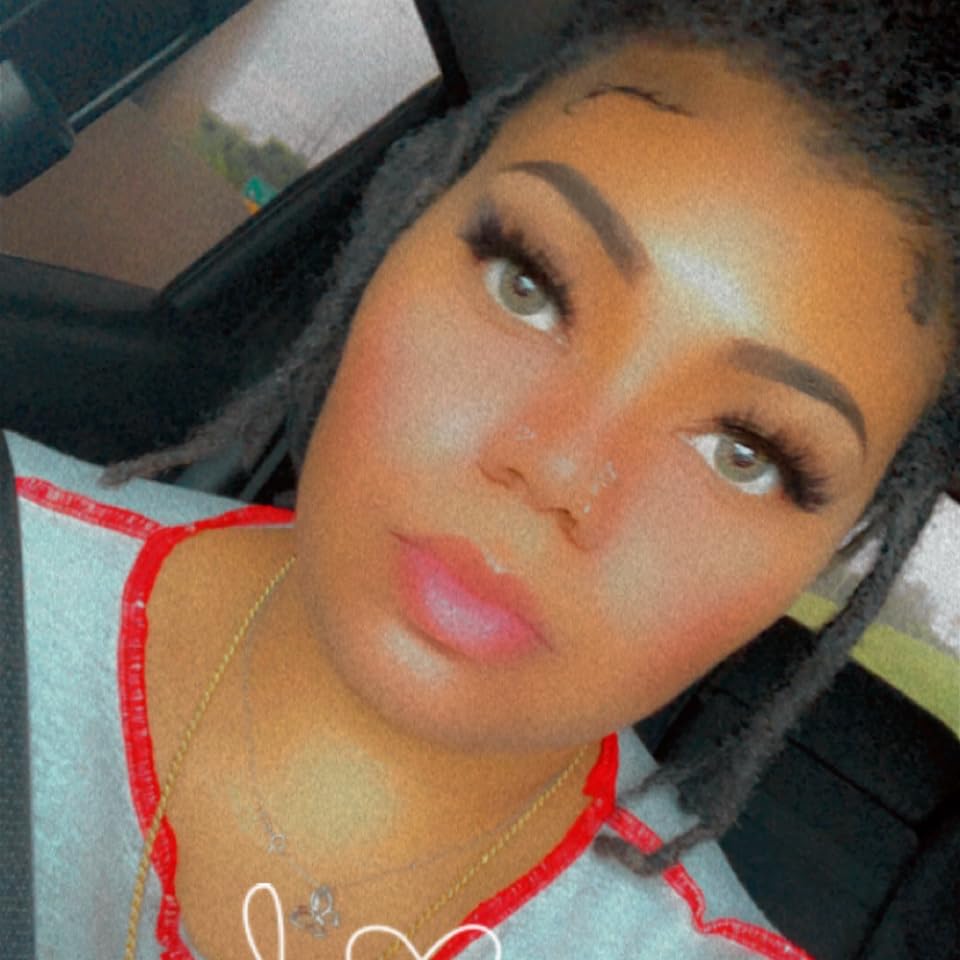 Yadia kares's Amazon Page