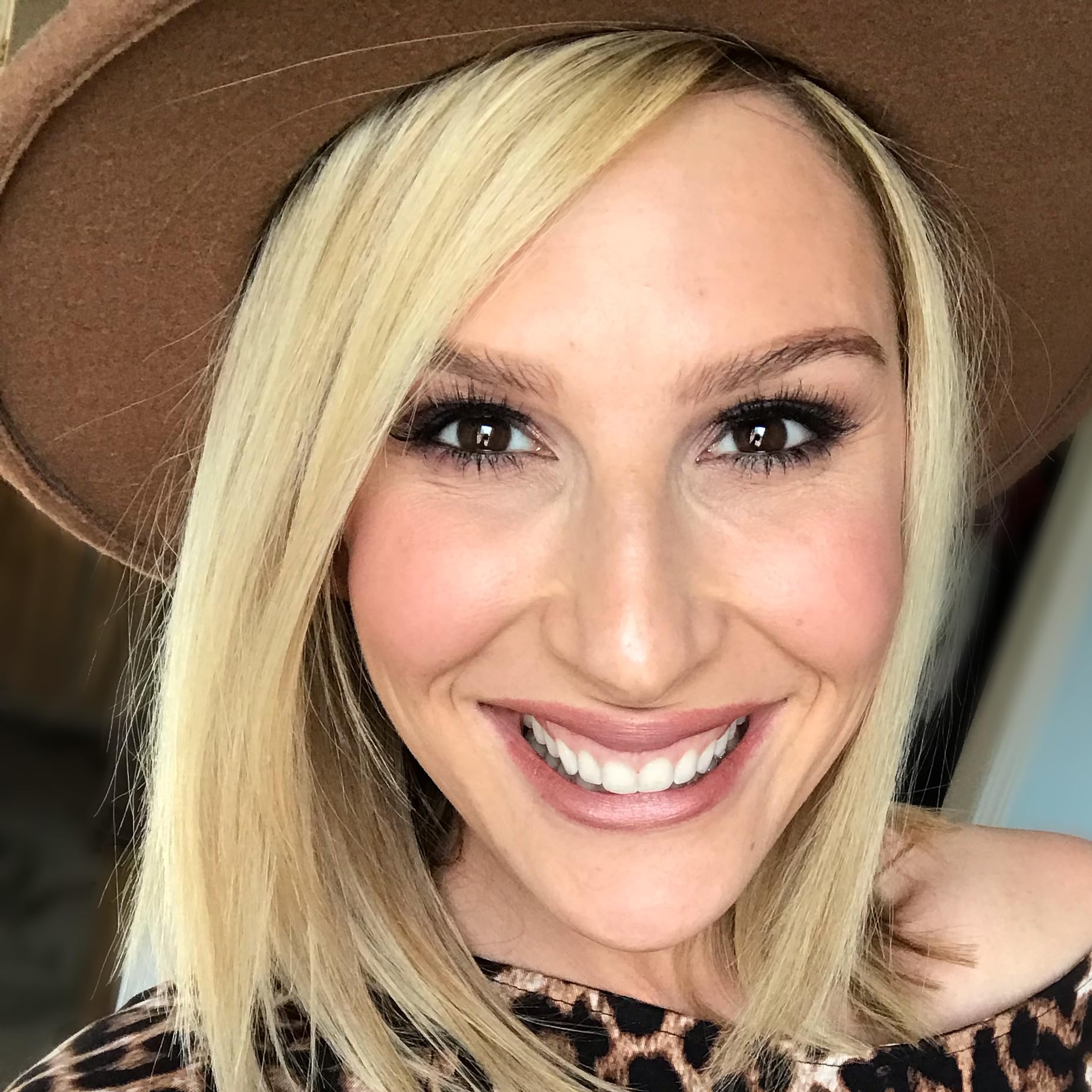 Mascara Molly's Amazon Page