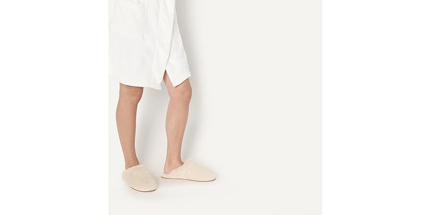 Amazon Essentials Women's Fuzzy Plush Slippers