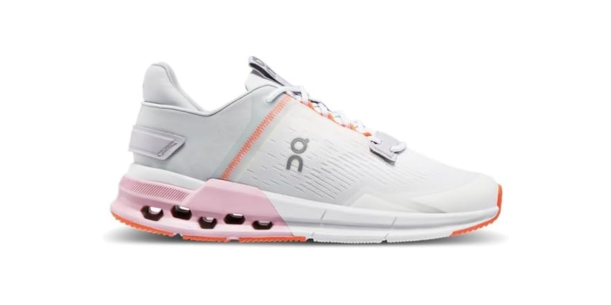 On Women's Cloudnova Flux (5.5, 8.5, 11)