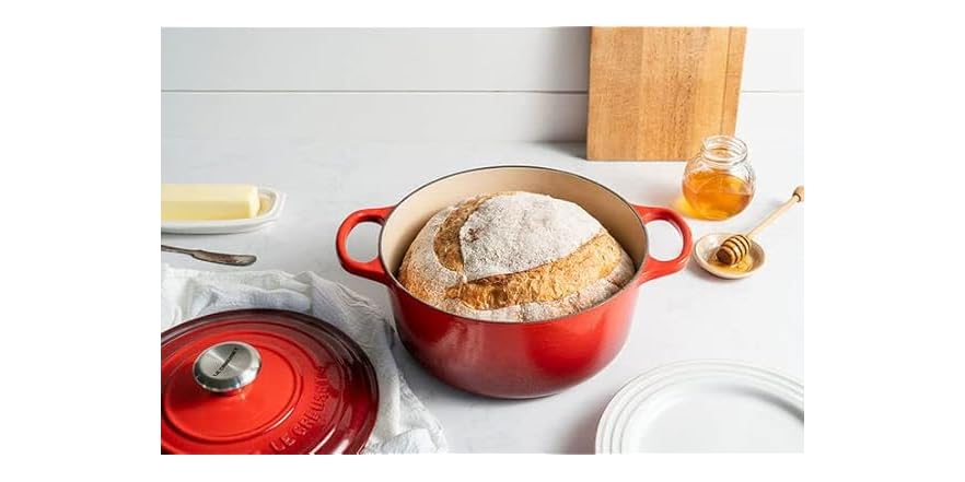 Le Creuset Enameled Cast Iron Signature Round Dutch Oven 7.25 qt