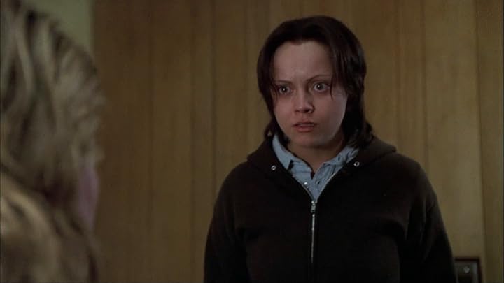 1986年。娼婦としての生活に疲れきっていたアイリーン・ウォーノス(シャーリーズ・セロン)は、ある夜立ち寄ったバーで、同性愛者の少女セルビー ...