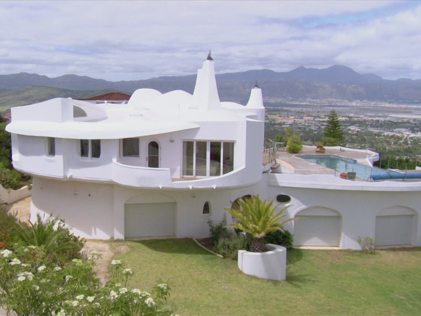 Prime Video: Extreme Homes - Season 1