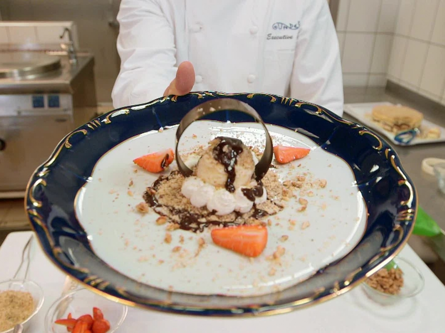 Prime Video: Bizarre Foods: Delicious Destinations - Season 2