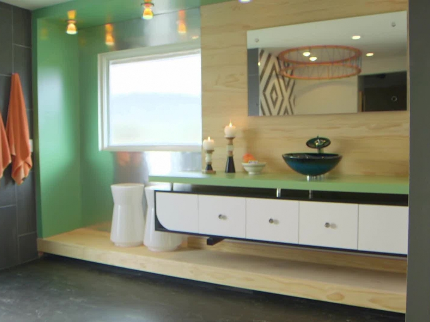 Prime Video: Bath Crashers - Season 12