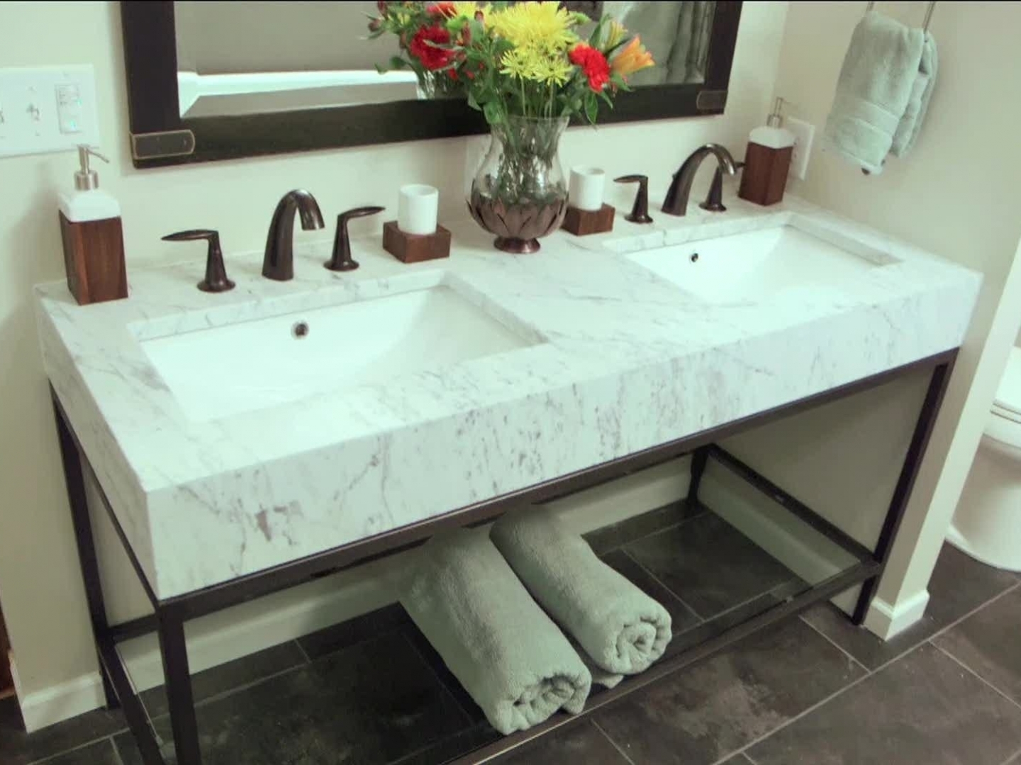 Prime Video: Bath Crashers - Season 12