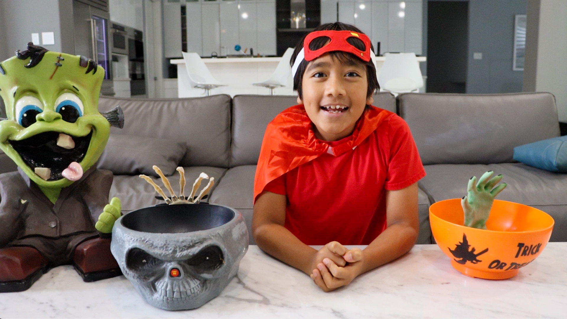 Prime Video: Ryan's World Titan Universe Halloween