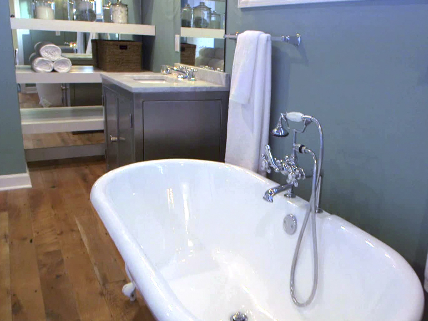 Prime Video: Bath Crashers - Season 7