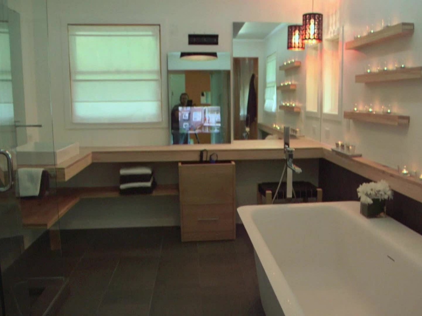 Prime Video: Bath Crashers - Season 12